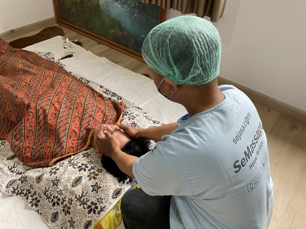 Selain Bikin Lebih Cantik, Ini 8 Manfaat Totok Wajah untuk Kesehatan - Sejasa HAPPY LIVING